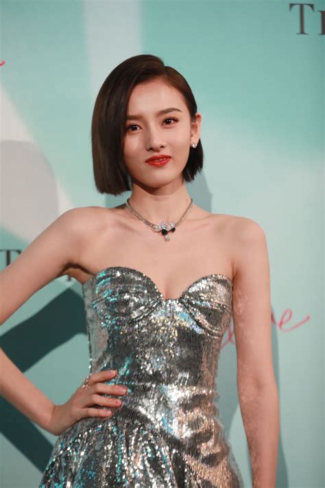 女明星比美现场！宋祖儿秀锁骨周雨彤大背头扮酷 搜狐大视野 搜狐新闻