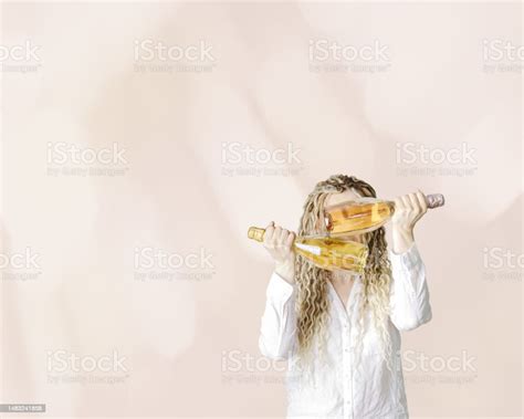 창조적 인 여름 휴가 개념입니다 얼굴 앞에 두 개의 스파클링 와인병을 들고 있는 여자 얼굴 트렌드 개념 없음 세련된 소녀 여름 에스테틱 라이프 스타일 흑백 트렌드 가리기에