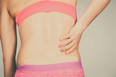 여자 와 의료 Kinesio 테이핑 에 다시 건강관리와 의술에 대한 스톡 사진 및 기타 이미지 건강관리와 의술 경련 근육 서포트 테이프 Istock
