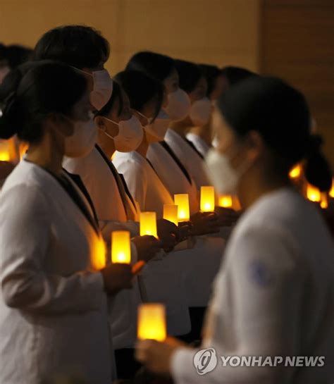 경건한 촛불 의식 연합뉴스