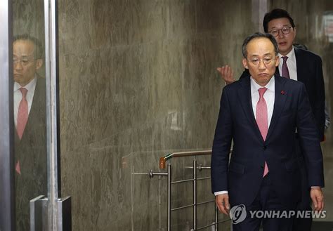 의원총회 회의장 나서는 추경호 원내대표 연합뉴스