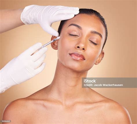 여성 얼굴과 바늘 미용과 피부과 스킨케어 스튜디오 배경에 성형 수술을 하고 있다 여성 손과 피부 주사 안면거상술 및 눈 감고