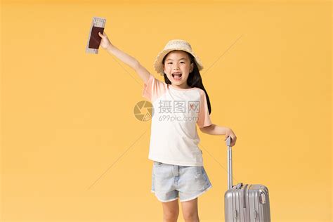 手拿机票和护照拉着行旅箱的小女孩高清图片下载 正版图片501759433 摄图网