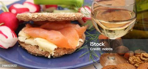 훈제 연어와 버터 샌드위치를 곁들인 둥근 잡곡 러스크 팬케이크와 화이트 와인 뷔페 스낵바 0명에 대한 스톡 사진 및 기타 이미지 0명 건강한 식생활 러스크빵 Istock