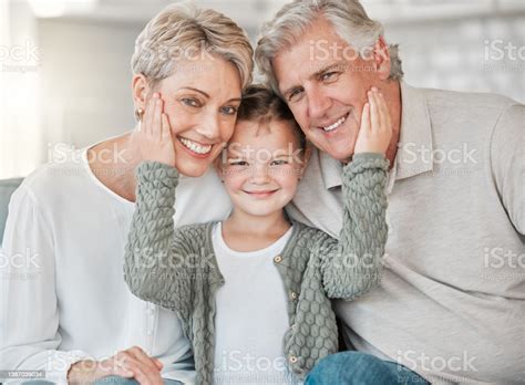 집에서 소파에서 휴식을 취하는 행복한 선임 부부와 손녀의 샷 3 명에 대한 스톡 사진 및 기타 이미지 3 명 6 7 살