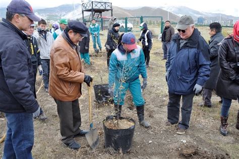 Үндсэн хуулийн цэцийн гишүүд Тамгын газрын ажилтнууд байгаль орчноо