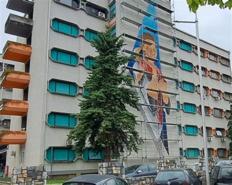 Тетовски уметник нацрта мурал на една од зградите во Клиничката болница Тетово Тетово Инфо