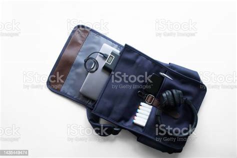 노트북 전원 은행 휴대 전화 헤드폰 마커 및 펜이 있는 세련된 파란색 도시 배낭 창의력과 디자인 여행과 여행 공부와 가제트로