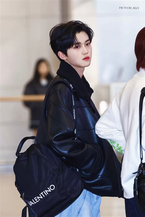 더쿠 최근 잘생겼다는 실물 후기 많이 올라오는 신인 남자 아이돌