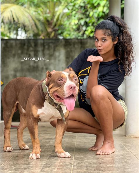 ඒ පාටට අනේ කොල්ලෝ වයින් චොක්ලට් පාටට ආස කොල්ලනේ මෙන්න ලංකාවේ