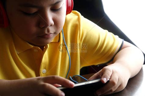 一名亚洲男孩手持智能手机高清图片下载 正版图片502898131 摄图网