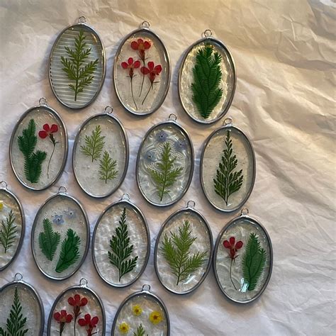 무릇 스테인드글라스 독립서점 입고를 위해 만들었던 압화 키링 자세히 보여드리고 싶어서 또 업로드 🌿 해당 쉐입의 압화 키링은 해방촌 독립서점 인프로그레스 In