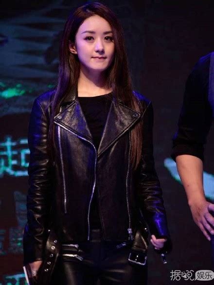 赵丽颖穿乔任梁生前爱衣现身发布会 首谈好友泪洒现场