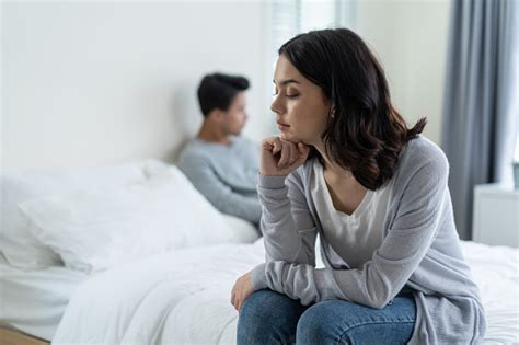 아시아 의 어린 소녀는 갈등 국내 문제를 가지고 화가 남자 친구를 느낀다 새로운 결혼 남자와 여자는 침실에서 침대에 앉아있는