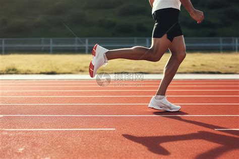 男子跑道上奔跑高清图片下载 正版图片600176162 摄图网
