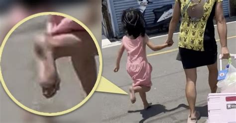 혼 좀 나야지 펄펄 끓는 아스팔트에 6세 딸 맨발로 걷게 한 대만 엄마