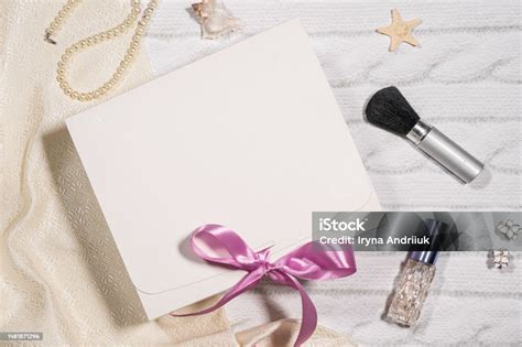 하얀 종이와 목걸이로 싸인 선물 또는 선물 상자가 탁자 위에 놓여 있다 플랫 레이 스타일링 텍스트를 위한 공간을 복사합니다 0명에 대한 스톡 사진 및 기타 이미지 Istock