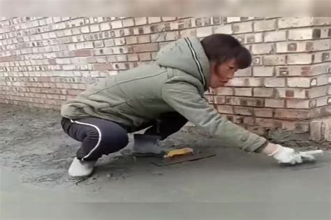 和男人干一样的活，大姐一点不觉得累，女人就没有不如男人一说！