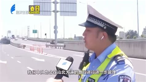 这边儿汕头交警小哥在镜头前非常诚恳地呼吁广大市民在参与交通的过程中要遵守法律法规，特别强调不要逆行。 那边儿一辆小踏板慢悠悠地进入镜头，心虚的