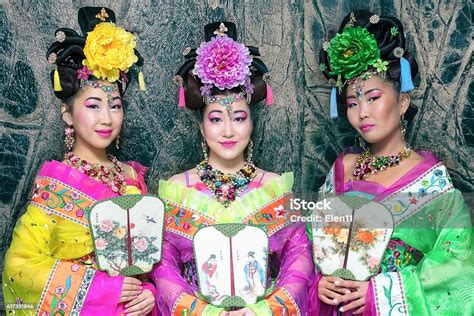 팬들과 함께 하는 중국 전통 드레스를 입은 세 명의 아름다운 중국 여성 게이샤에 대한 스톡 사진 및 기타 이미지 게이샤 미소 고대의 Istock
