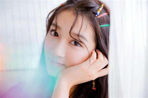 關曉彤超短裙亮相《王牌對王牌》春推會，美到讓人賞心悅目 每日頭條