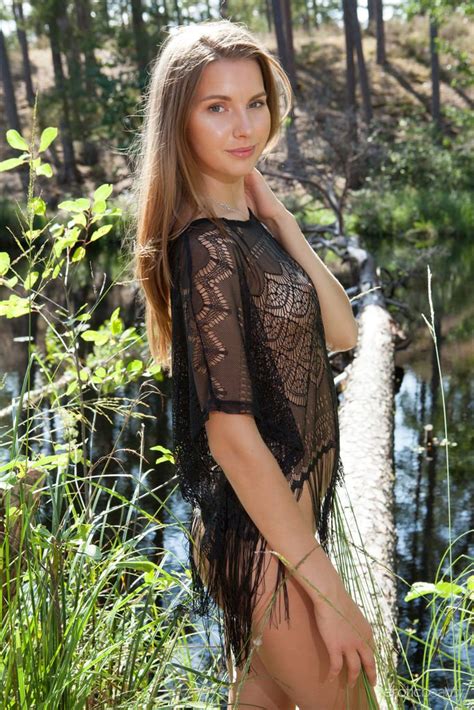 Slim Brunette Beauty Lara Sheet Baring It All Photos