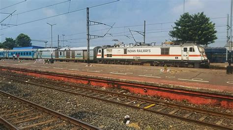 Parallel Overtake Hwh Wap 7 With 12042 Njp Hwh Shatabdi Express