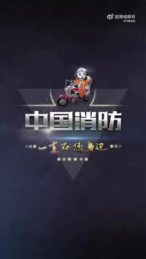 「运猪途中车起大火吃肉明年再说吧」近日，江西吉安，一辆运生猪的货车在行驶途中突然冒烟起火，车主停车查看并焦急报警求助。吉安消防 赶赴，发现路边