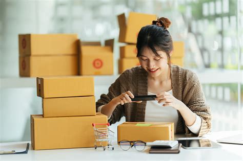 홈 오피스에서 자신의 직업 쇼핑 온라인 사업에 소포 상자를 가진 성공적인 아시아 여성 기업가 중소 기업을 시작 Sme 개념 Brand Name Smart Phone에 대한