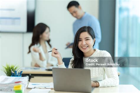 사무실 내부의 보드 룸에서 작업하는 동안 팀 작업을 보여주는 비즈니스 사람들 동료 중 한 명이 새로운 비즈니스 계획을 완료하도록