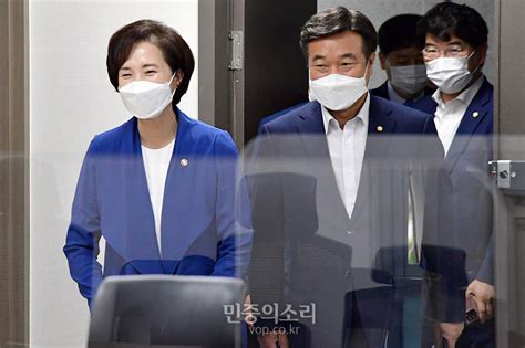 당정협의 참석하는 윤호중 유은혜 포토 민중의소리