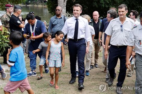 프랑스령 기아나 방문한 마크롱 대통령 연합뉴스