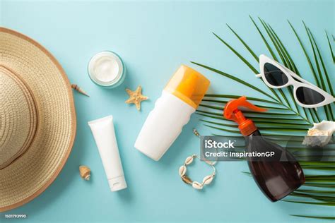 태양 안전 필수품이 창의적으로 전시되어 있습니다 표시가 없는 자외선 차단 오일과 Spf 크림 병 트렌디한 안경 패셔너블한 모자