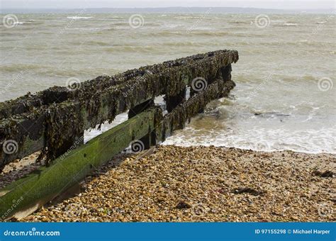 帮助的沿海防御防止在pebble海滩的海岸侵蚀在titchfield，英国的南海岸的汉普郡 库存照片 图片 包括有 赐福 包括
