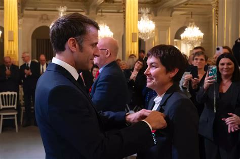 Emmanuel Macron remet à Annick Girardin les insignes de Chevalier de la Légion dhonneur