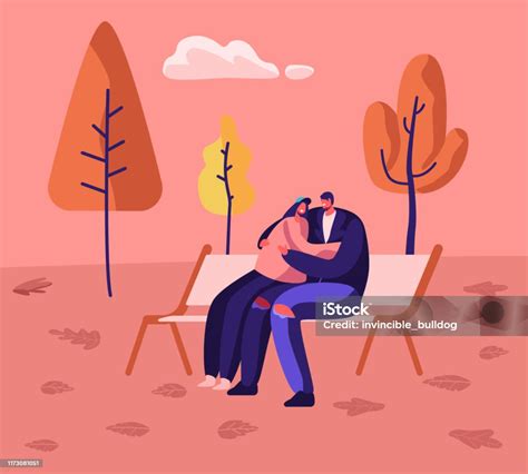 로맨틱 한 관계 가을 날 산책로 함께 사랑스러운 행복한 커플 포옹 가을 날씨에 도시 공원에서 벤치에 앉아 손을 잡고 사랑 남자