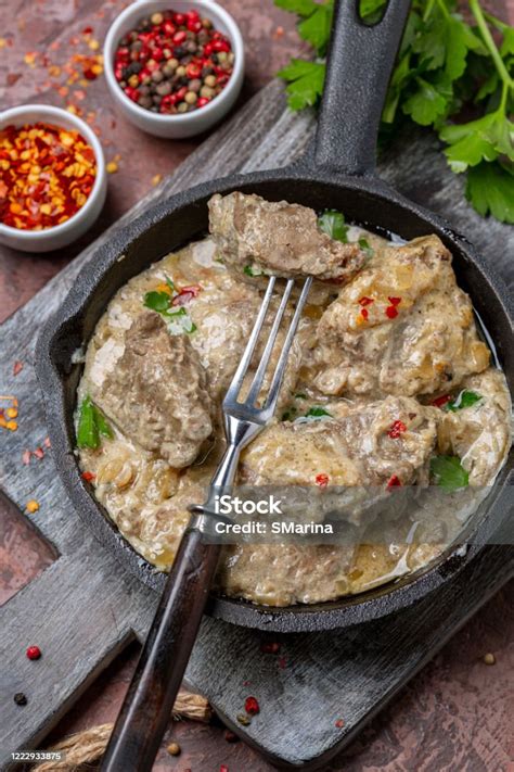 간은 칠리 플레이크와 파슬리를 곁들인 사워 크림으로 조림을 합니다 0명에 대한 스톡 사진 및 기타 이미지 0명 간 내장류 건강한 생활방식 Istock