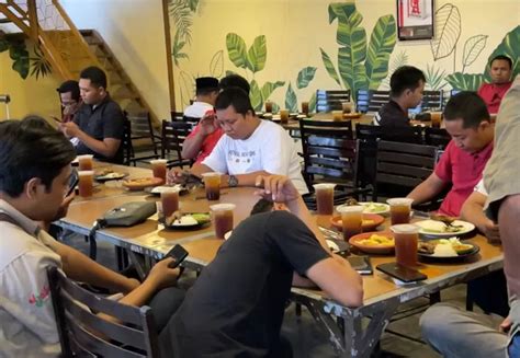 Bukber Dengan Wartawan Abu Hasan Cerita Peran Politisi Jelang Pilkada
