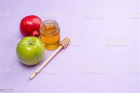 로쉬 하샤나 석류 빨간색과 녹색 사과와 밝은 보라색 배경에 꿀 유대인 새해의 전통 요리 0명에 대한 스톡 사진 및 기타 이미지