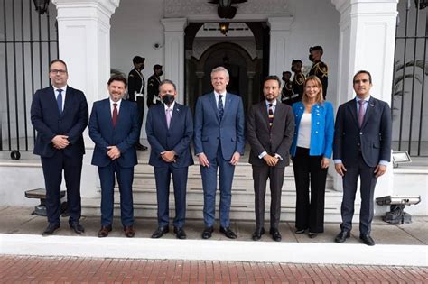 Rueda traslada al presidente de la República de Panamá el interés de