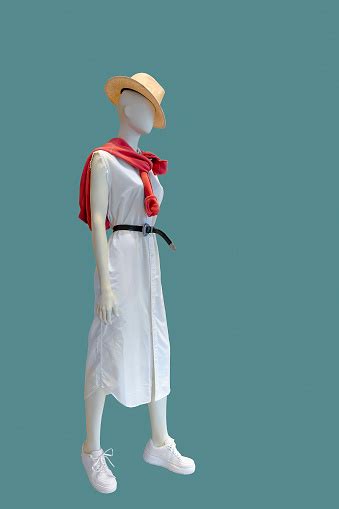 전체 길이 여성 마네킹마네킹 여성 여자 패션 유행 격리 배경 빨간색 벨트 드레스 옷 의류 소매 스타일 의류 착용 동향 현대 더미 인형 아무도 어떤 사람 개체 단일 신발 매력