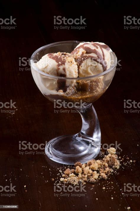 브라우니와 핫 초콜릿 소스와 파로파를 곁들인 바닐라 아이스크림 컵 디저트 둘세데레체에 대한 스톡 사진 및 기타 이미지 둘세데레체 아이스크림 0명 Istock