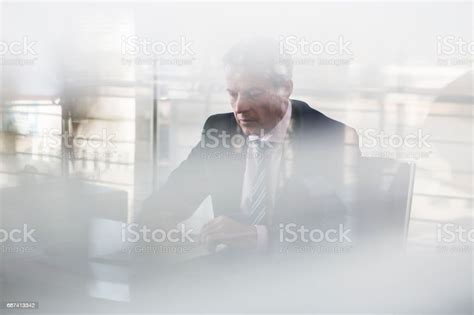 사무실 창을 통해 사업가 포트라트 50 59세에 대한 스톡 사진 및 기타 이미지 50 59세 개념 결심 Istock