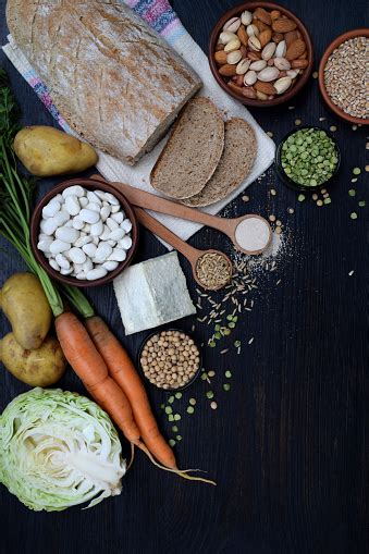 포함 된 Aneurin 티 아민 비타민 B1곡물 빵 시리얼 야채 콩 콩 감자 몰드 치즈 견과류 효 모 제품의 구성 건강 한 음식입니다 최고의 볼 수 있습니다 플랫이 하다 0