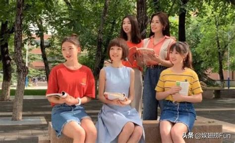 央視主持齊聚中傳錄校歌，康輝白襯衫斯文帥氣，魯豫周濤同框比美 每日頭條
