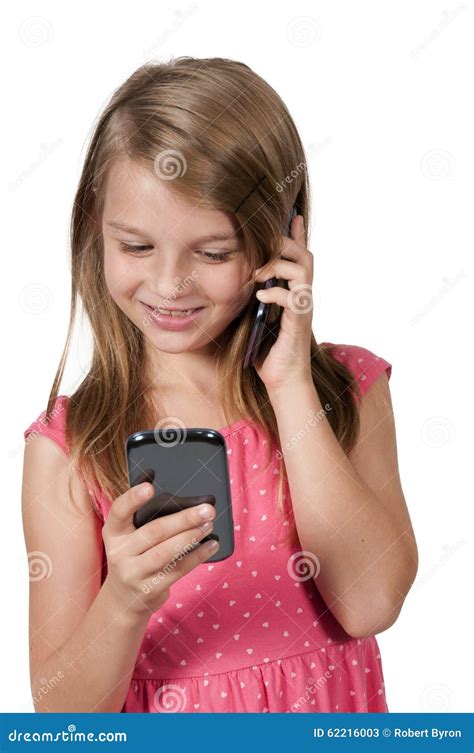 Menina Que Usa Telefones Celulares Imagem De Stock Imagem De Povos