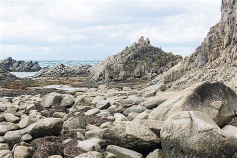 기둥 모양의 현무암 암석이있는 바닷가 Kunashir 섬의 Cape Stolbchaty 0명에 대한 스톡 사진 및 기타 이미지