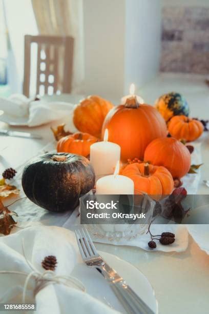 추수 감사절 가족 가정 저녁 식사를위한 축제 테이블 설정 호박 견과류 콘 낙엽 촛불을 가벼운 내부에 있는 캔들로 가을 구성합니다 천연 가을 장식 선택적 초점 촛불 조명