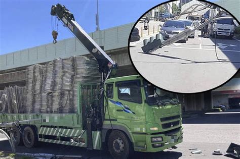 扯！台中貨車經路口扯斷號誌桿 竟是吊臂忘了收 社會 自由時報電子報