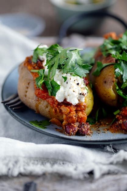 Gebackene kartoffeln mit gemüse und hüttenkäse oben Kostenlose Foto
